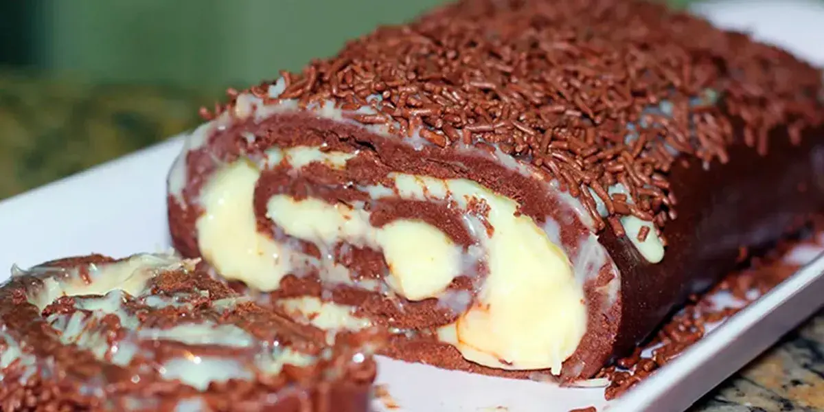 Rocambole de chocolate e creme branco com massa leve e fofa com recheio ...