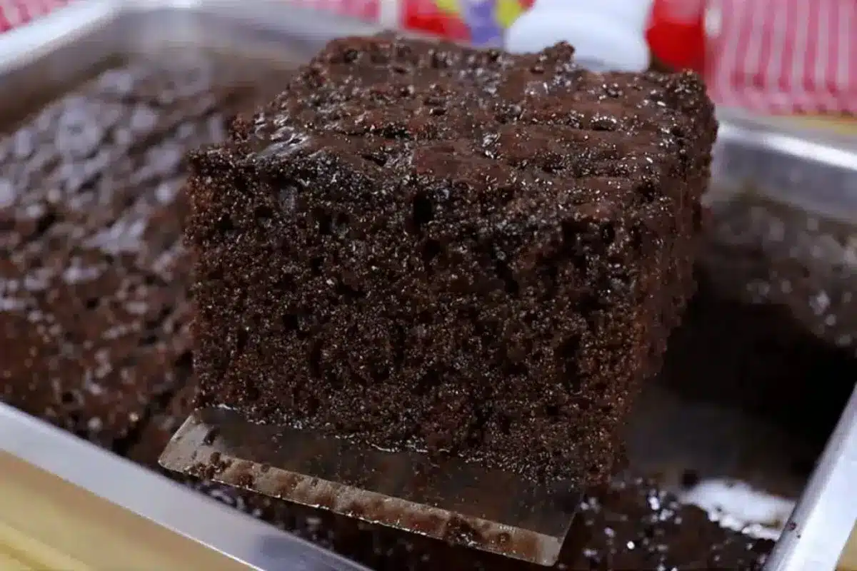 Bolo de chocolate molhadinho de dar água na boca com Nescau e ...