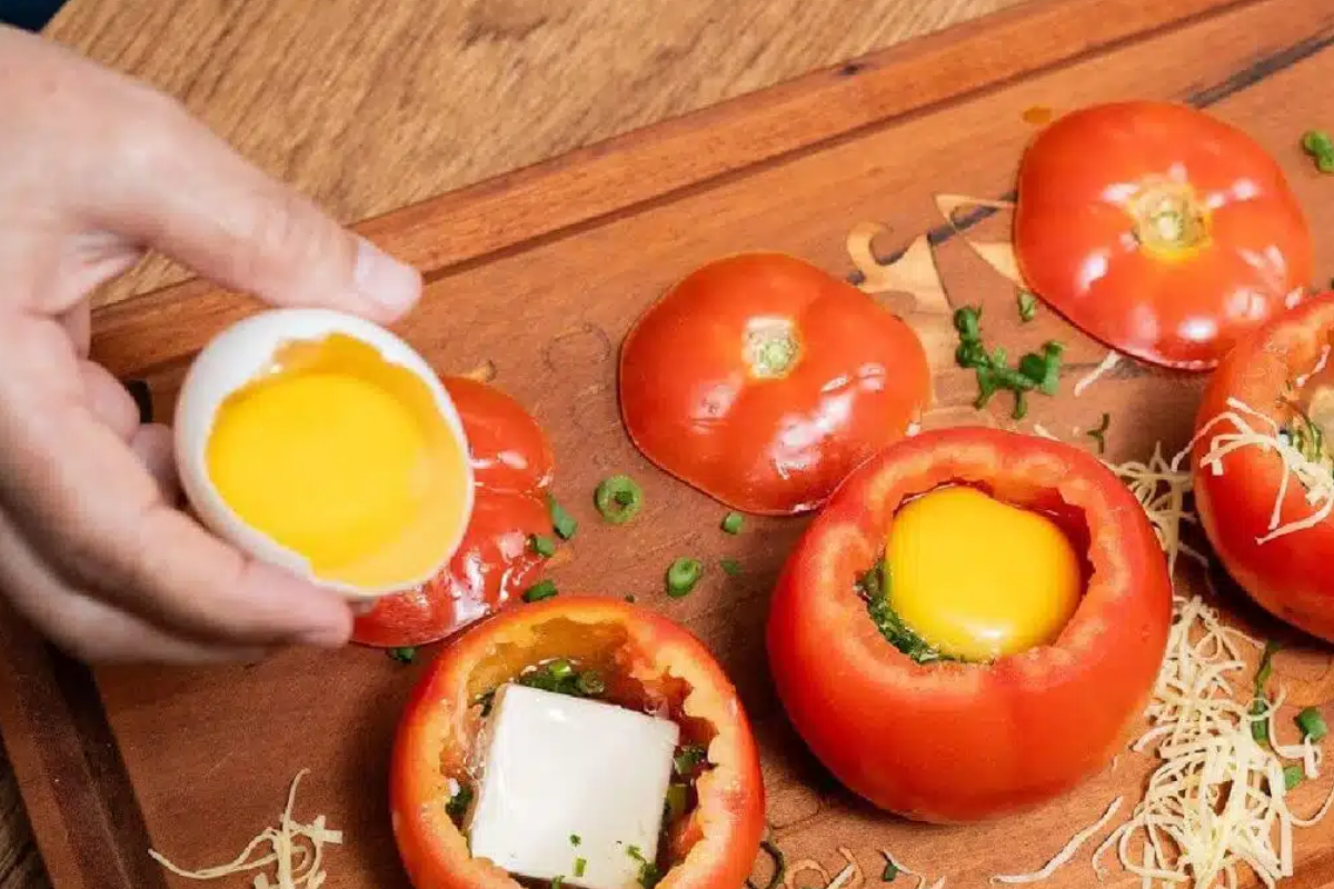 Tomate recheado com ovo feito de uma forma super fácil e saboroso ...